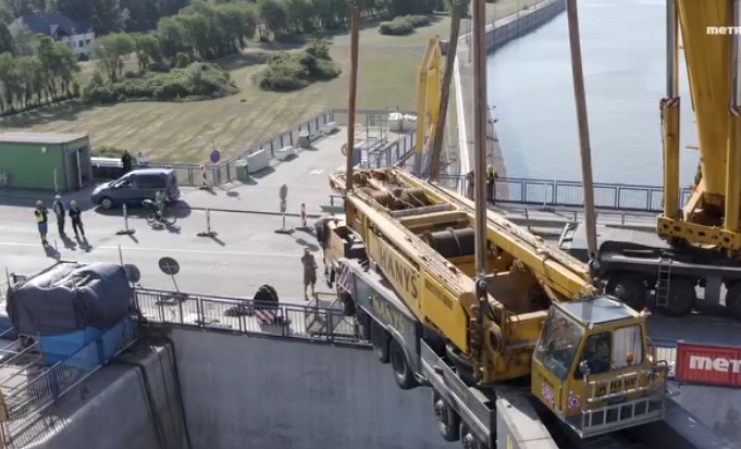 Modernization of the Lock chambers – huge crane – Gabcikovolocks.eu